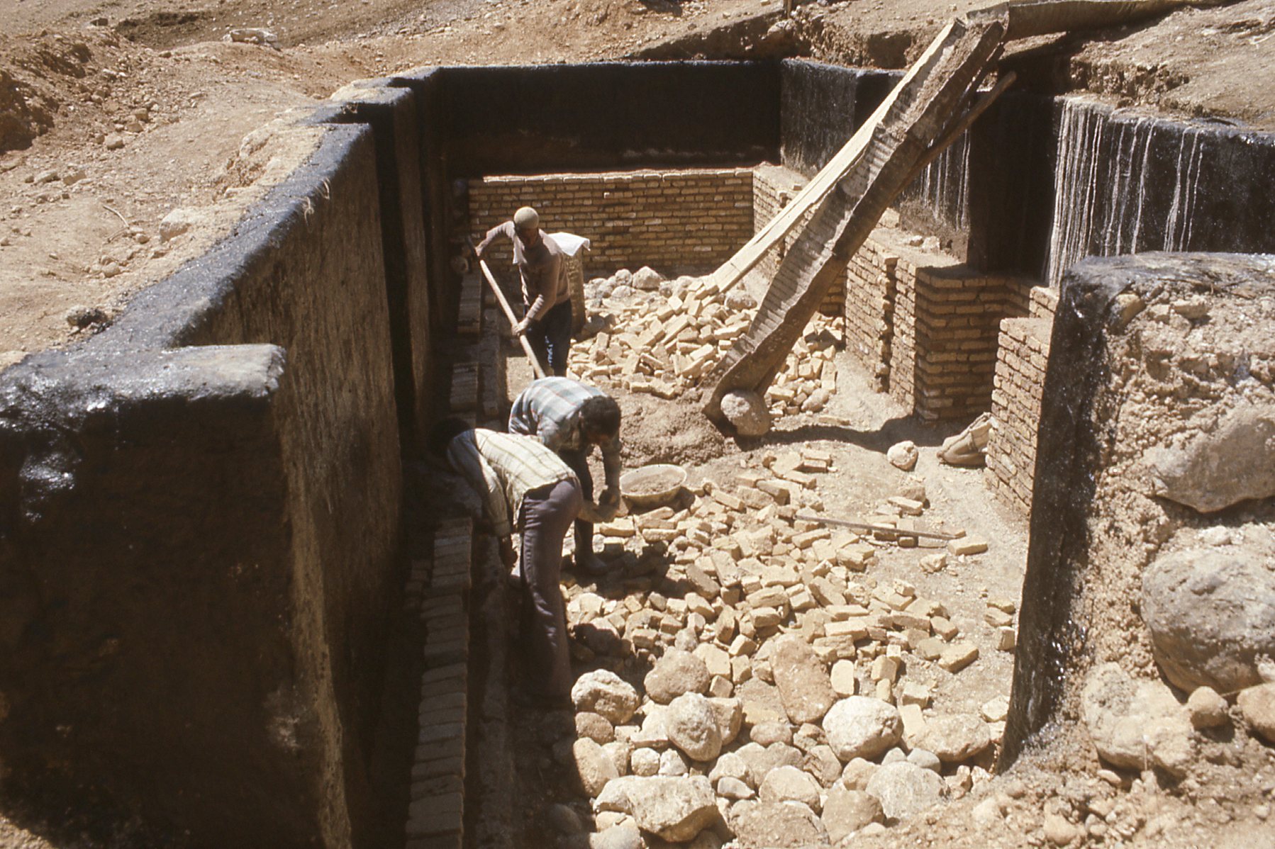 Men building lower level for new structure | DW Digital Archive