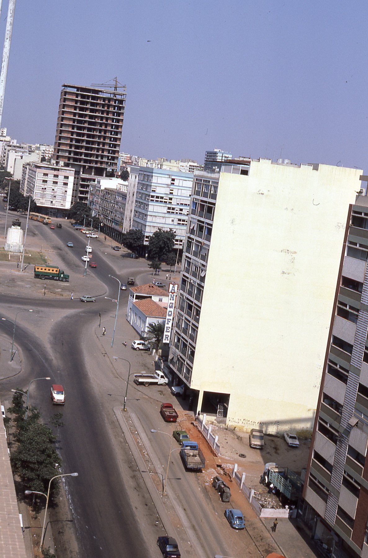 Downtown street in Luanda | DW Digital Archive